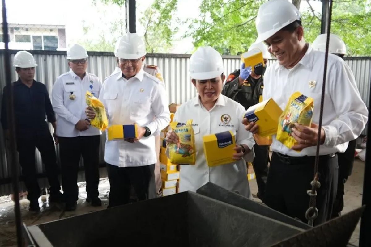 Mengandung Biji Ganja, Hampir 1 Ton Pakan Burung Impor Dimusnahkan Barantin