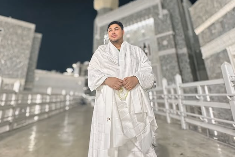 Foto : Ivan Gunawan Naik Haji, Doakan Maharani Kemala