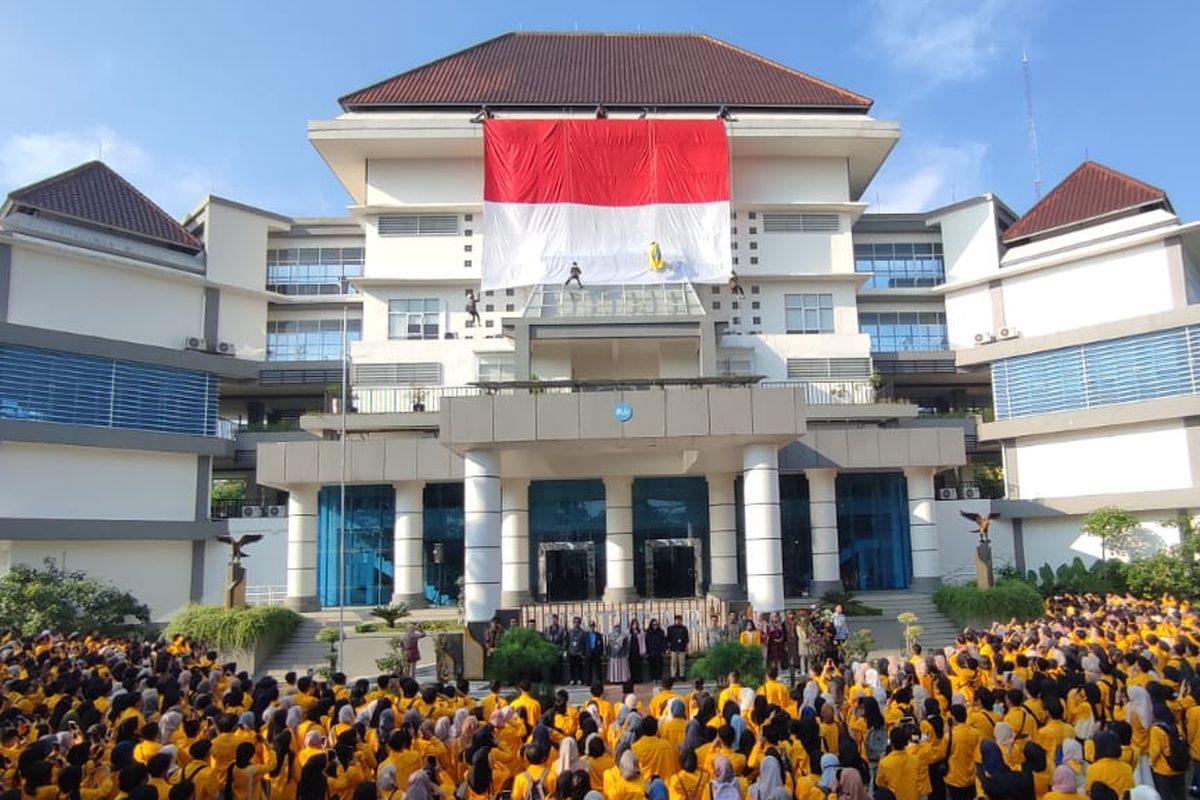 Melihat Bendera Raksasa Dibentangkan di Gedung Untidar Magelang