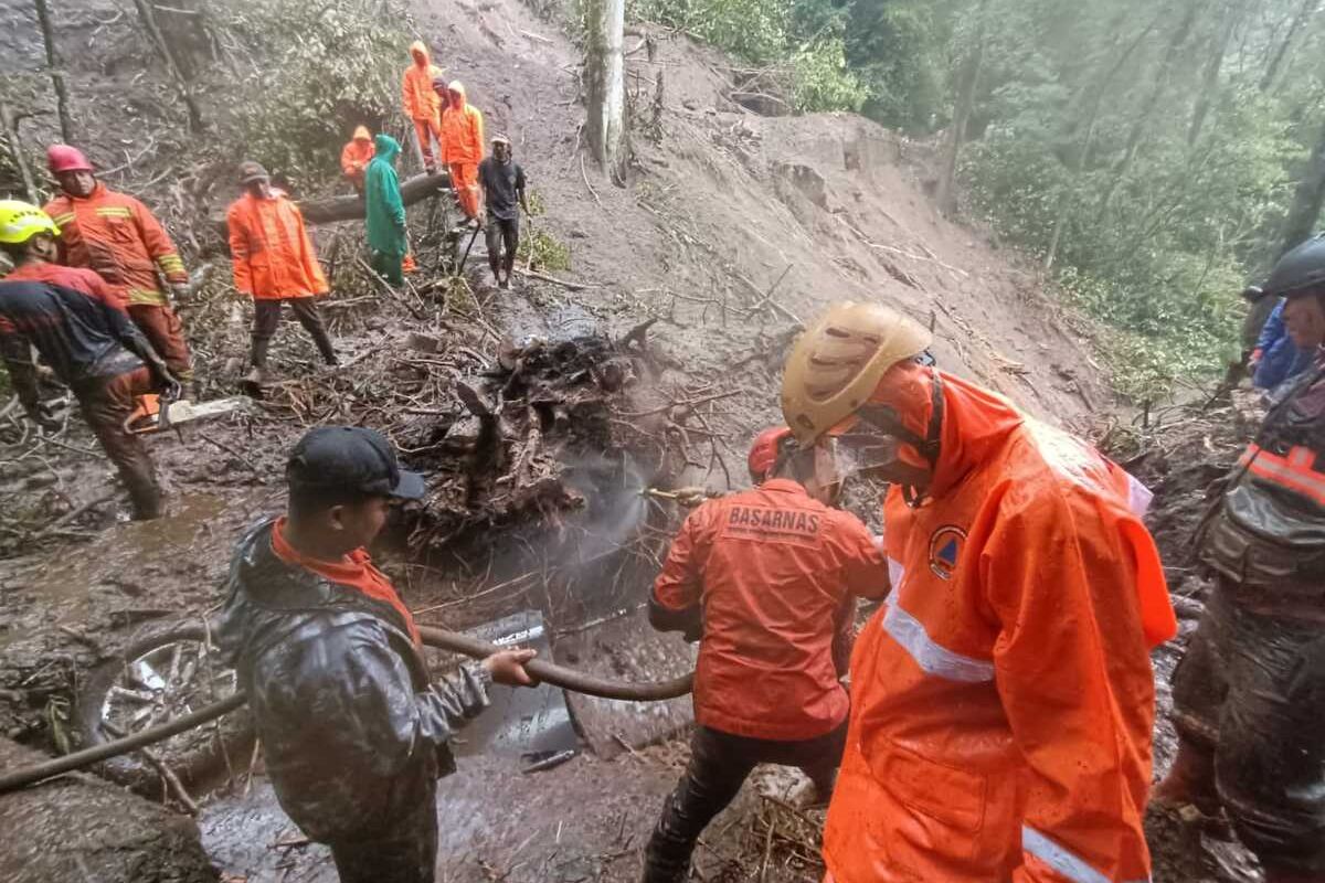 Jalur Wisata Cangar Ditutup Akibat Longsor di Pacet, Evakuasi Dilanjutkan Esok Hari