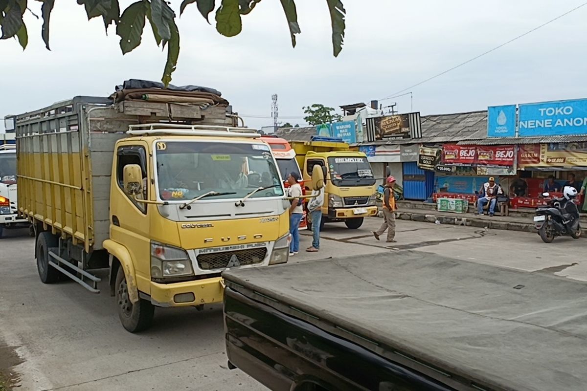 Demo Sopir Truk Tolak Aturan ODOL di Bandung Tutup Tol Soroja