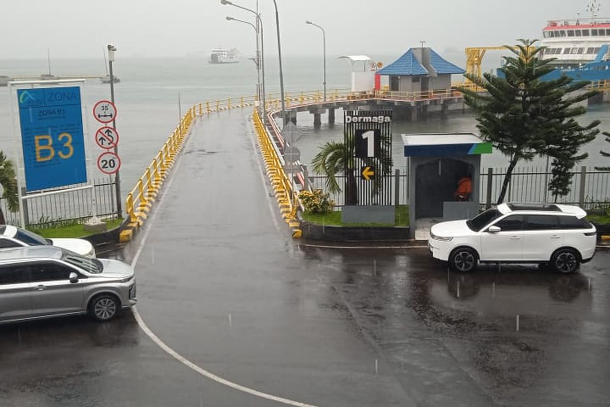 Cuaca Buruk dan Jarak Pandang Minim, Penyeberangan Selat Bali Ditutup 1 Jam