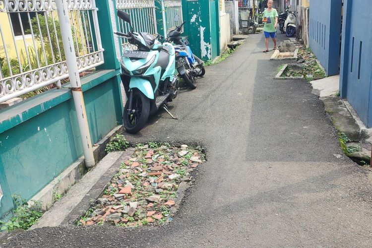 Melihat Makam-makam di Gang Pisangan Timur...