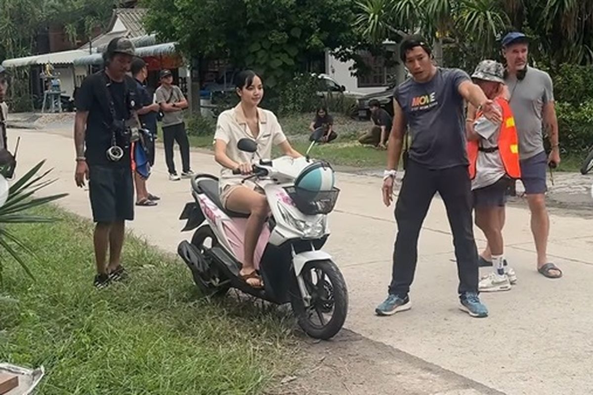 Lisa BLACKPINK Belajar Naik Motor Matic demi Peran di The White Lotus