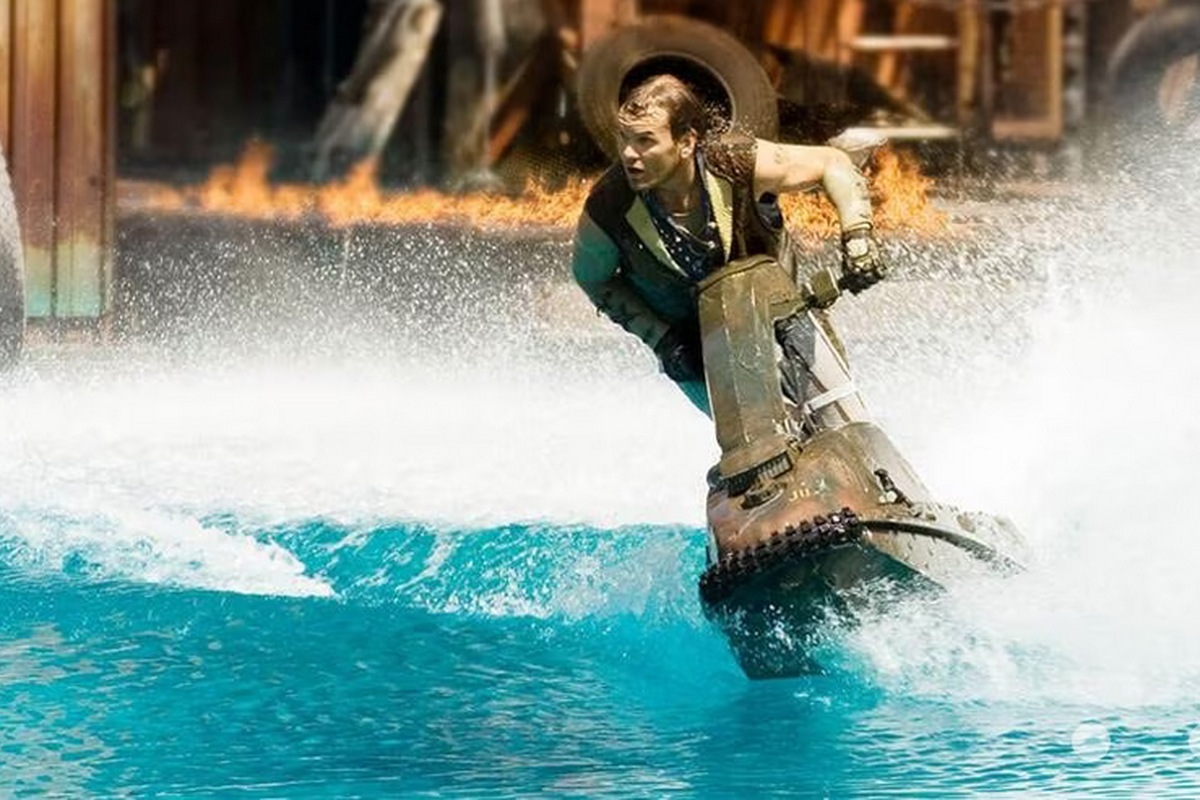 Aktor WaterWorld Universal Studios Hollywood Pingsan Usai Terjun ke Air ...