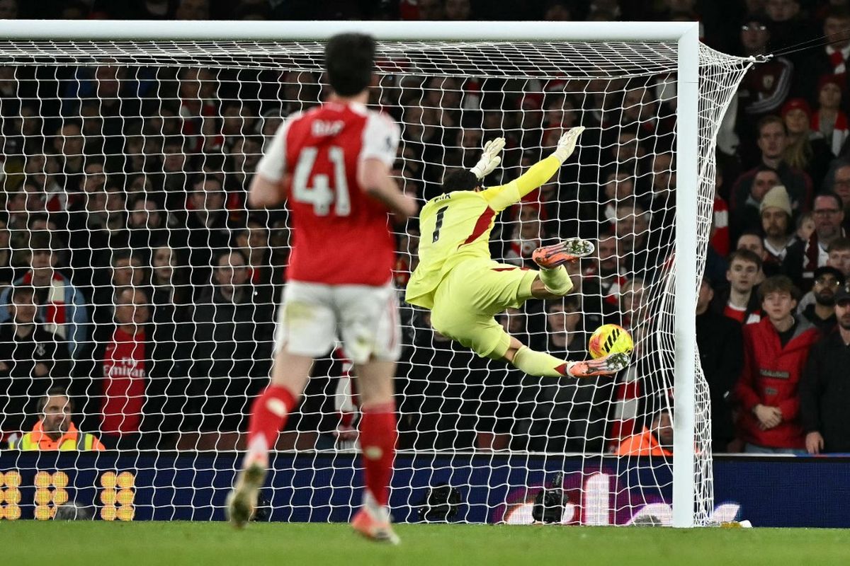 Arsenal Dibobol dari Tengah Lapangan, David Raya Disebut Sedang "WFH"