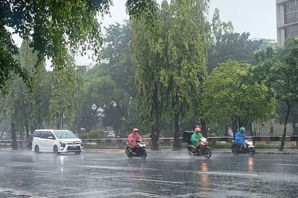 Wilayah Pulau Jawa yang Dilanda Hujan Lebat dan Angin Kencang Sepekan ke Depan