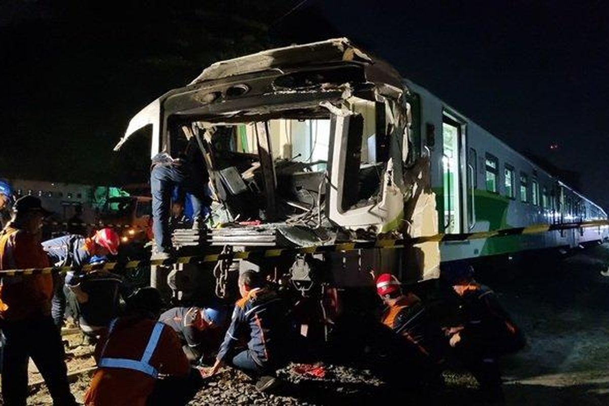 Kesaksian Penumpang KA Jenggala soal Tabrakan Maut dengan Truk di ... Kesaksian Penumpang KA Jenggala soal Tabrakan Maut dengan Truk di ...