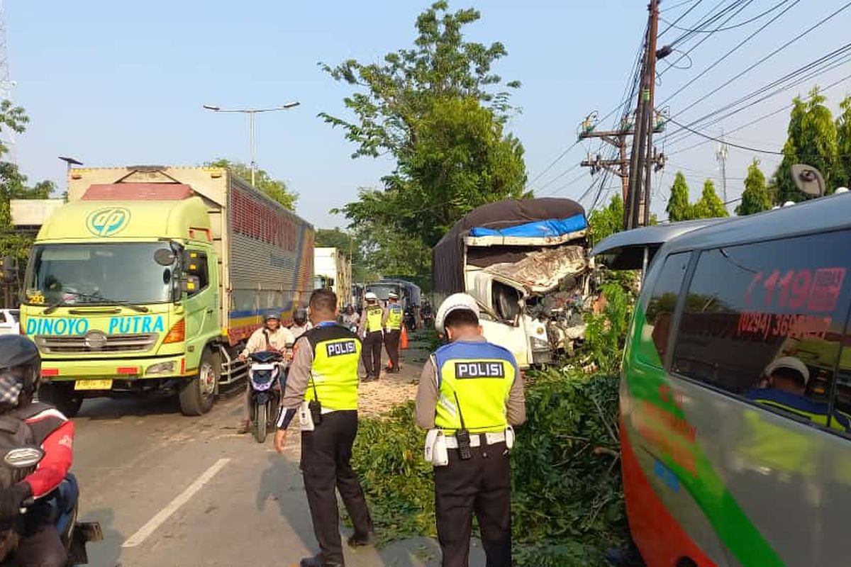 Truk Tabrak Pohon yang Timpa Pengendara Motor di Jalur Pantura Kendal