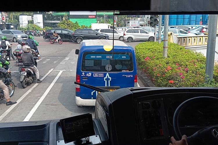 Mikrotrans Jaklingko Masuk Jalur Khusus Transjakarta dan Hambat Laju ...