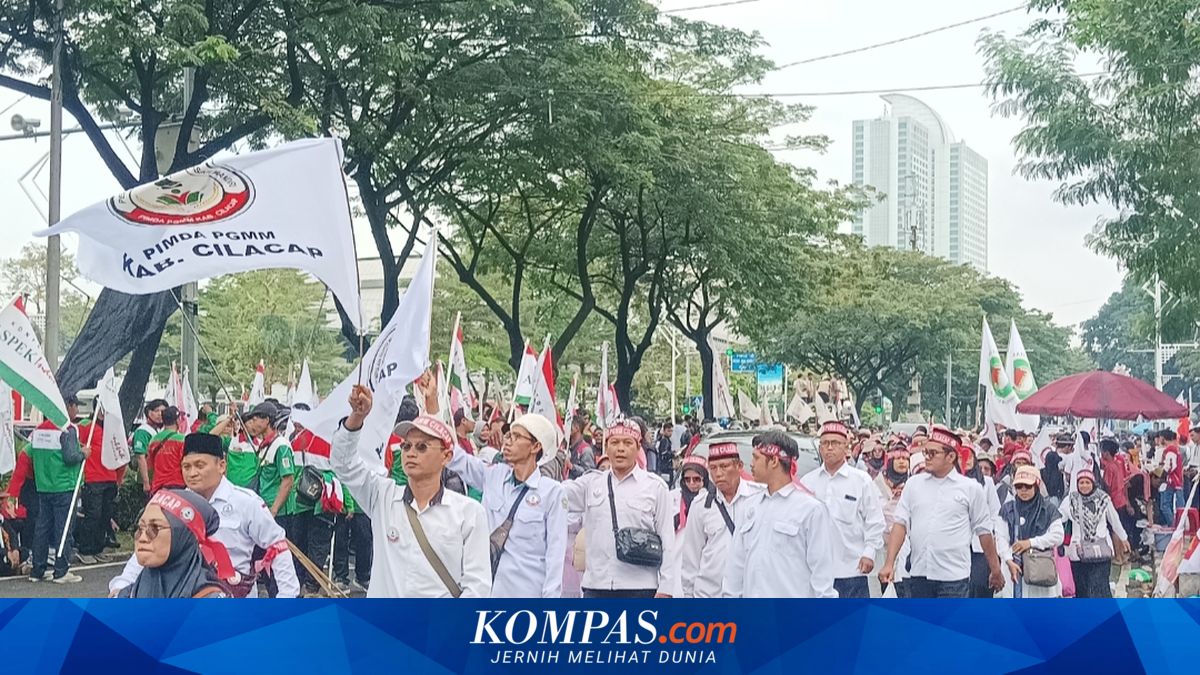 Guru Madrasah Demo di Depan DPR, Tuntut Perubahan UU ASN
