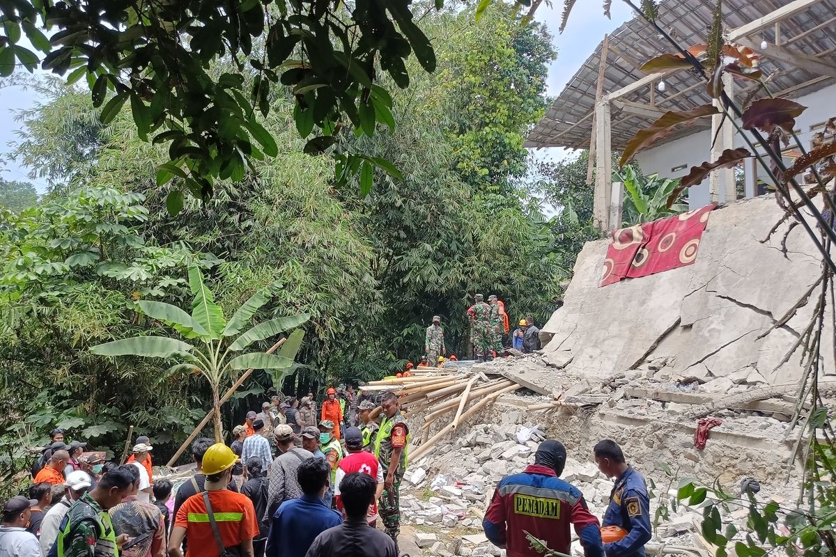 Detik-detik Gedung Baru Majelis Taklim Bogor Ambruk, 3 Meninggal dan Puluhan Luka-luka