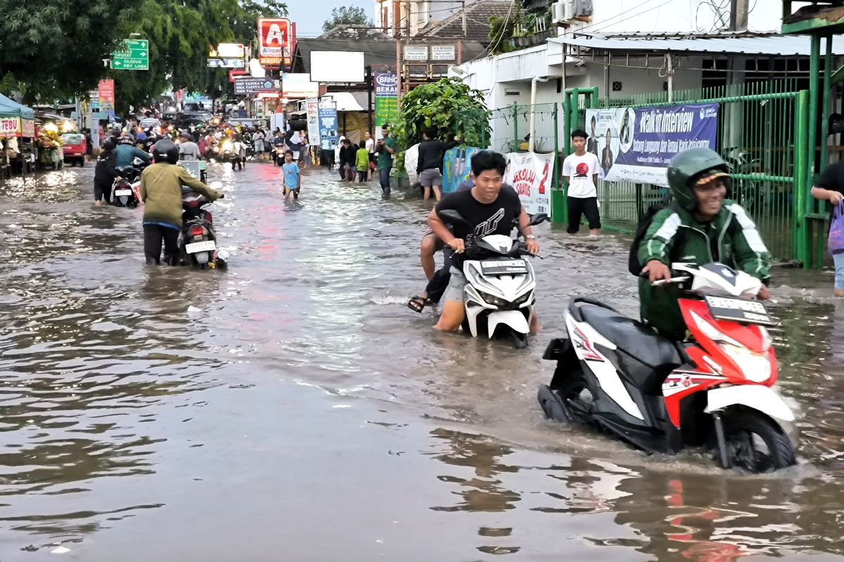 Banjir Putus Akses Jalan Ceger Raya Tangsel, Banyak Motor yang Mogok