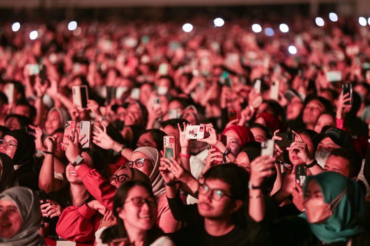 BERITA FOTO: Antusias Penonton Saksikan Konser Westlife di Jakarta