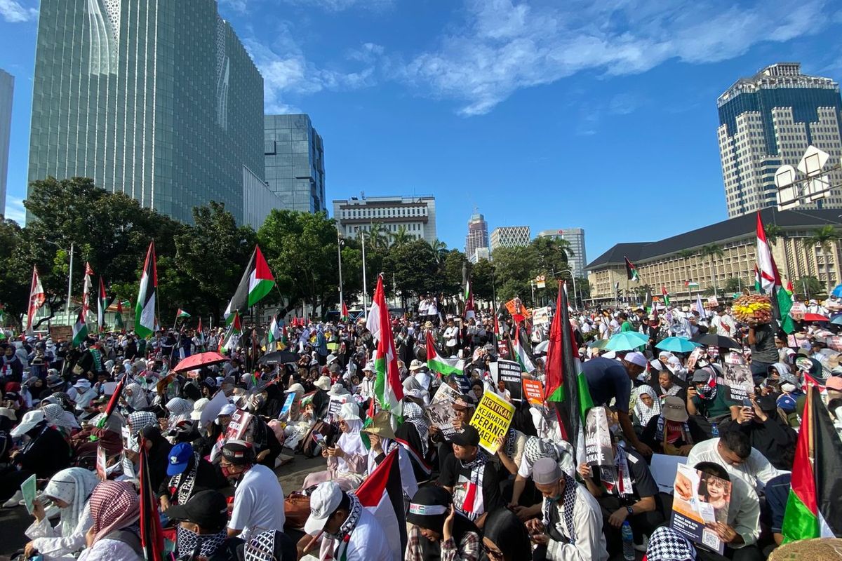 Aksi Bela Palestina di Monas, Massa: Dunia Harus Buka Mata, Hentikan ...