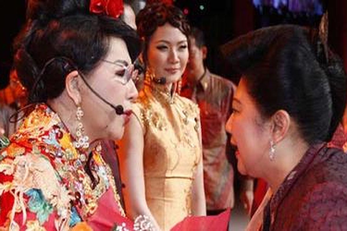 Ibu Ani Luncurkan Buku