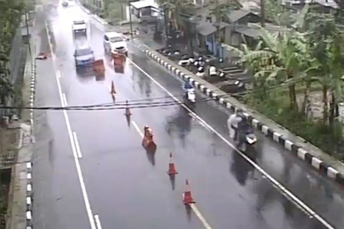Viral, Video Mobil Tabrak Penyekatan PPKM hingga Barier Beterbangan
