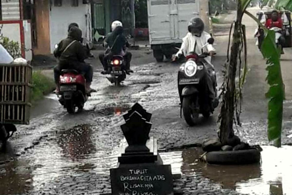 Warga Letakkan Batu Nisan di Jalan Rusak Menuju Pabrik Gula di Blitar ...