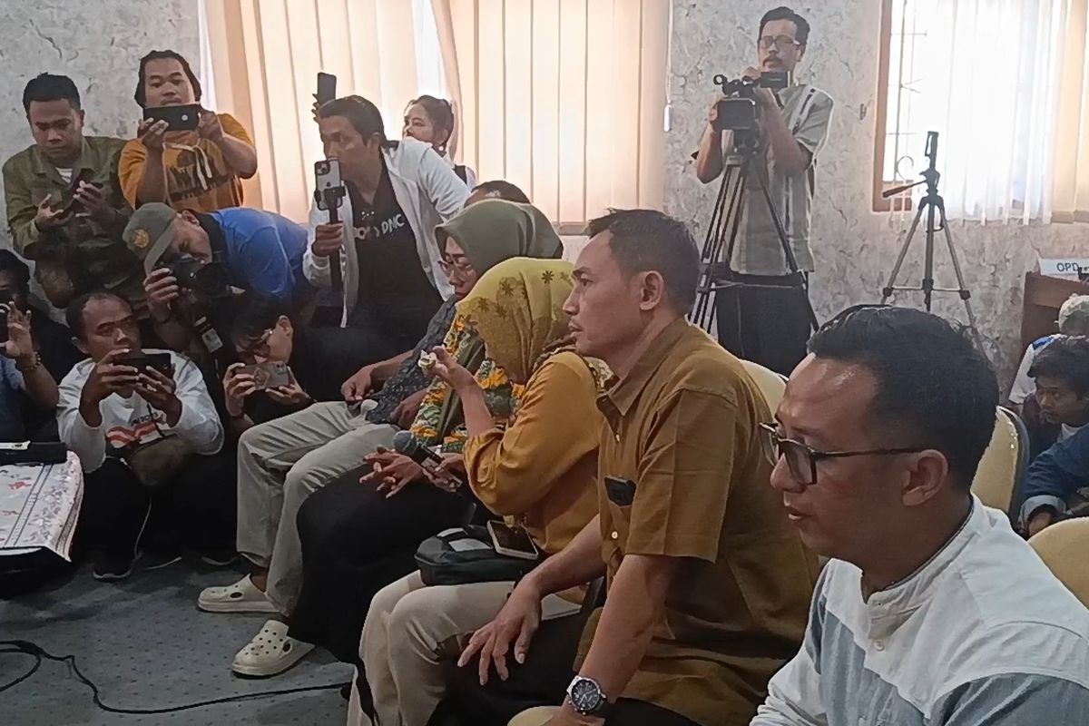 Tangis Eks Karyawan RSUD Soewondo di Hadapan Pansus Pemakzulan Bupati ...
