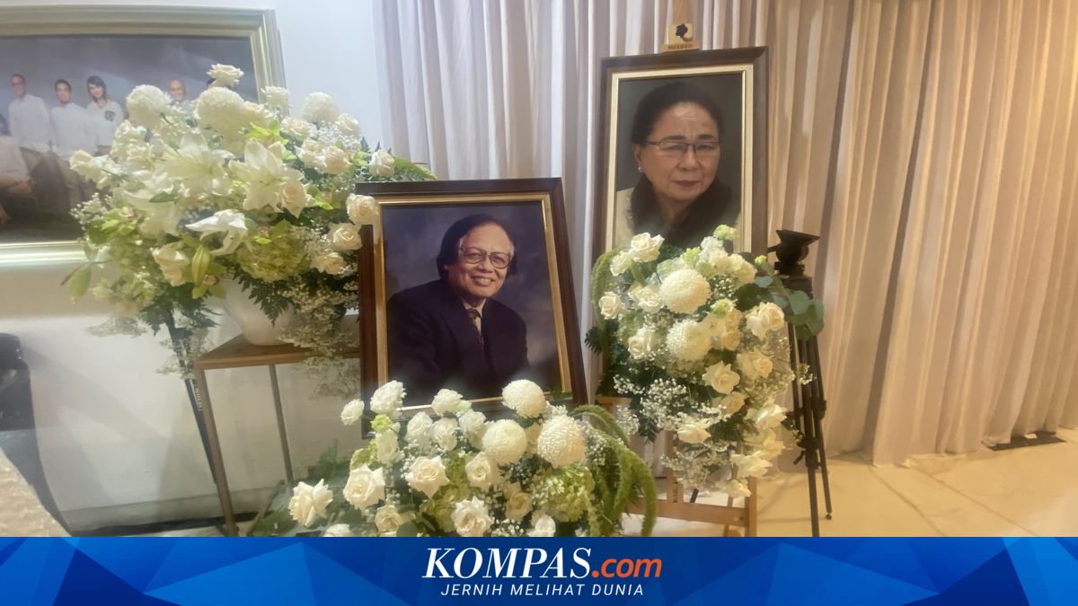 Air Mata di Rumah Duka Maria Bernadeth Latifah Oetama, Tulip Merah Muda ...
