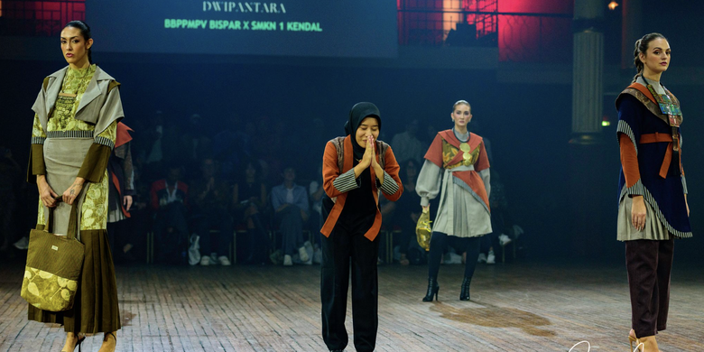 Foto : Busana Karya 3 Siswa SMK Tampil di Ajang Fesyen Front Row Paris 2024