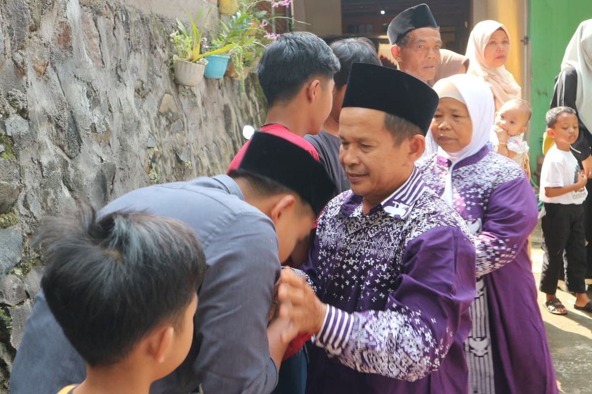 Hasil Memulung Barang Bekas, Legiman Bisa Berangkat Haji Bersama Istri Tahun Ini