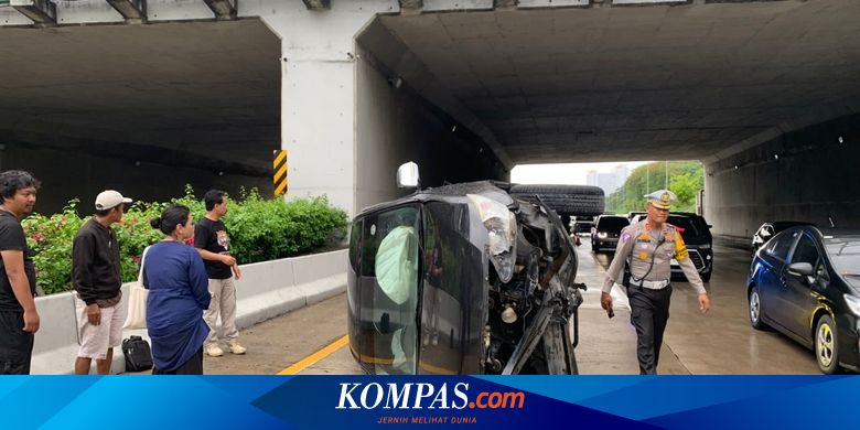 Pecah Ban, Minibus Tabrak Pembatas Jalan lalu Terguling di Tol Depok