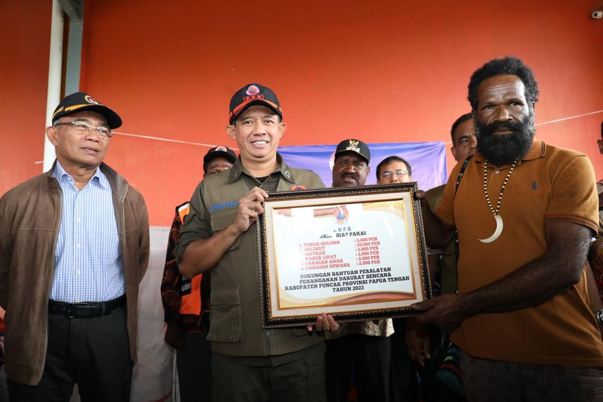 Tiba di Timika, Kepala BNPB Serahkan Bantuan untuk Warga di Papua Tengah