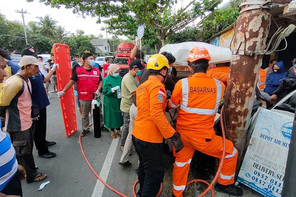 Evakuasi Menegangkan Korban Luka Terbuka Terjepit Kabin Mobil, Usaha ...