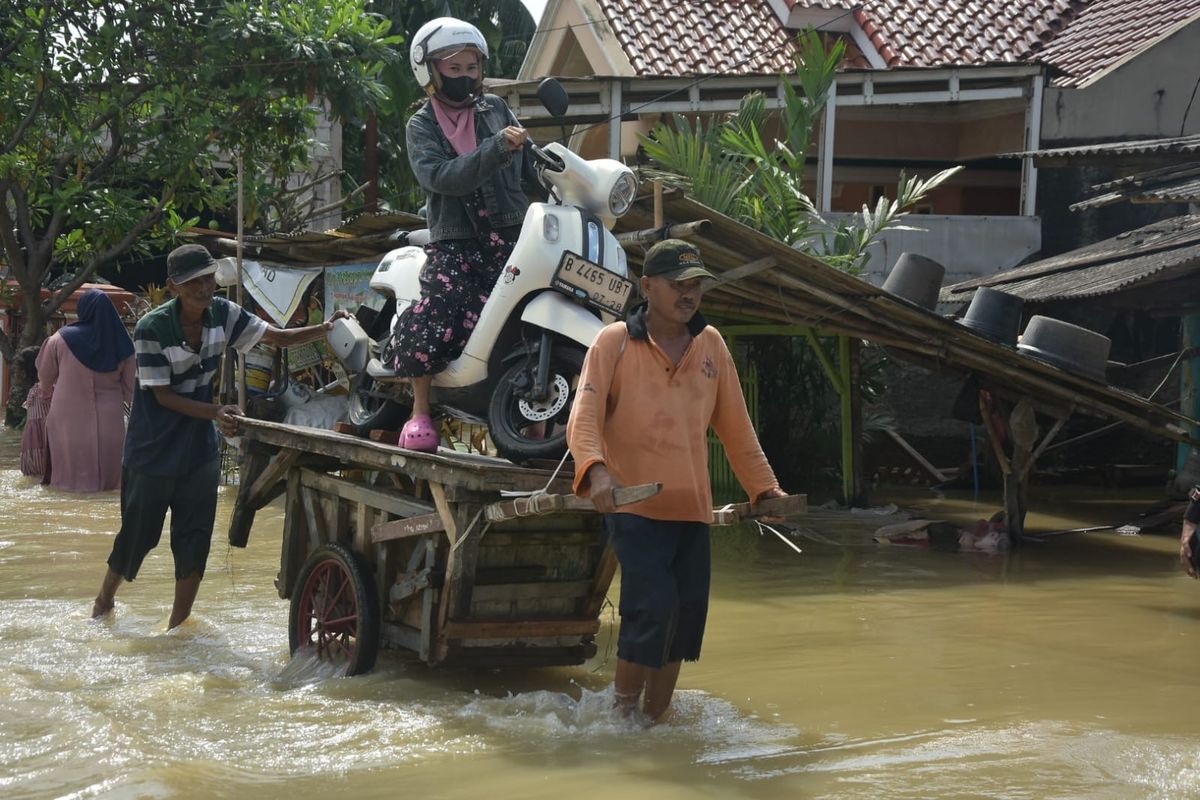 Kampung Gabus Banjir, Warga Buka Jasa Angkut Motor Raup Untung Rp 700.000 Sehari