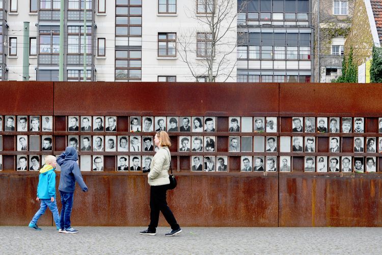 Hari Ini dalam Sejarah: Tembok Berlin Dibuka untuk Pertama Kalinya