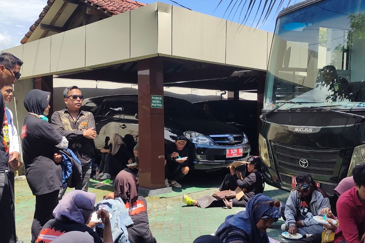 Aksi Istri Botok di PN Pati: Berdiri Berjam-jam Hadang Bus Tahanan usai ...