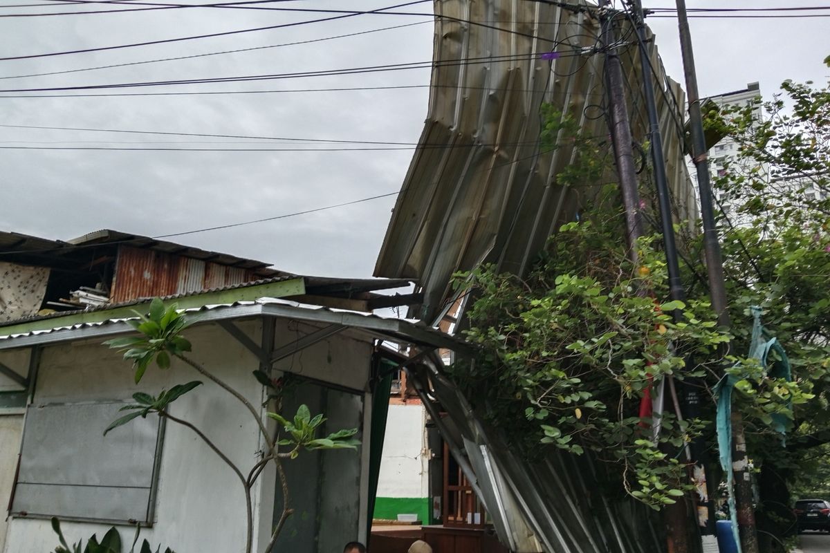 Atap Restoran Copot dan Terbang Tertiup Angin Kencang di Kemayoran