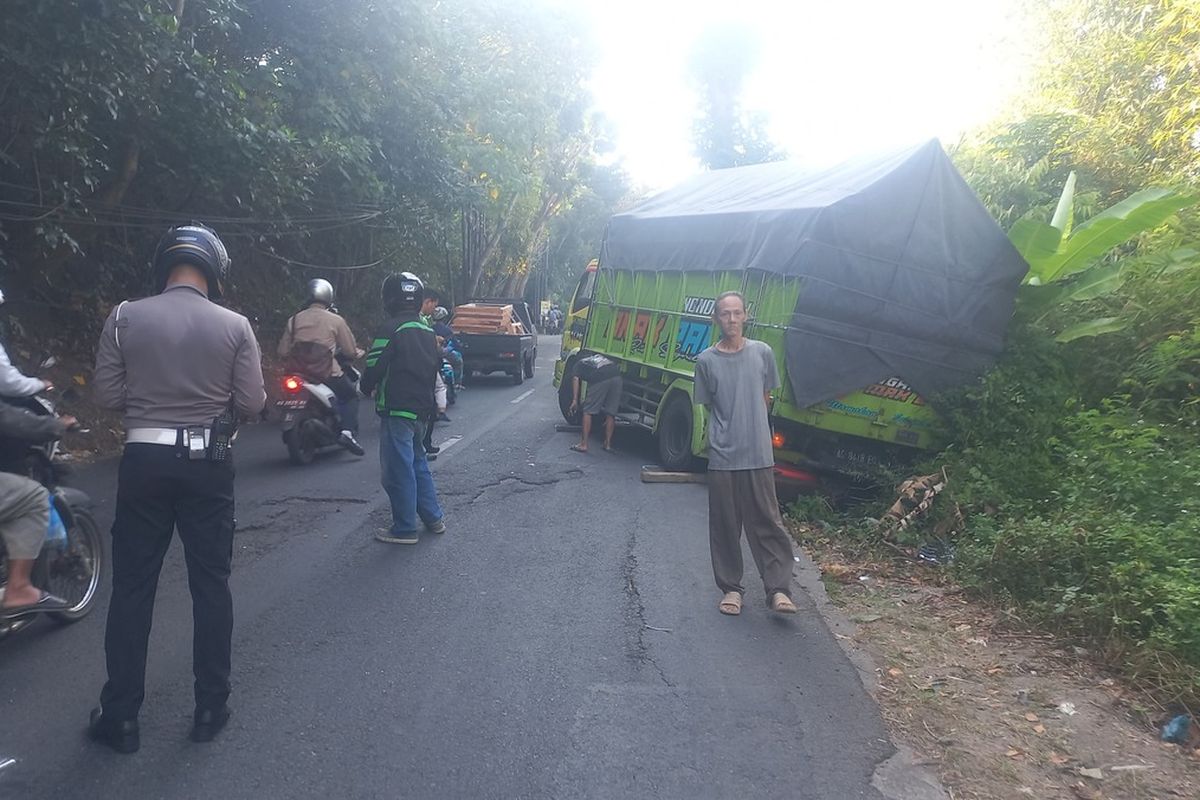 Tak Kuat Nanjak, Truk Muatan Beras Mundur lalu Hantam 3 Kendaraan di Semarang