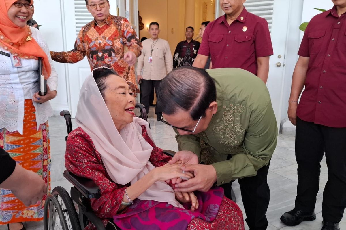 Momen Pramono Cium Tangan Sinta Nuriyah Wahid: Saya Jadi Gubernur Direstui Gus Dur