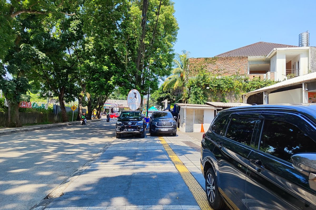 Trotoar Jalan Pajajaran Penuh Mobil Parkir, Dishub Bogor: Sudah Sering ...
