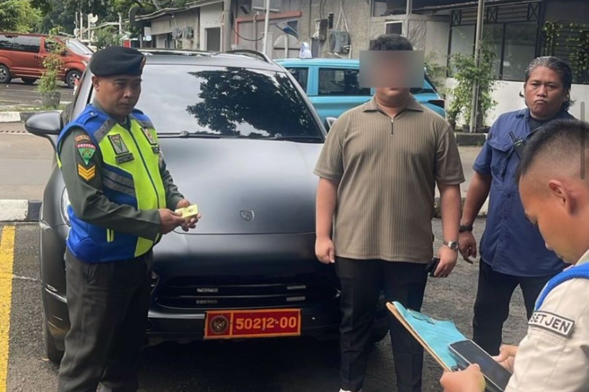 Mobil Porsche Pakai Pelat Dinas Kemhan, Pengemudi Ditangkap