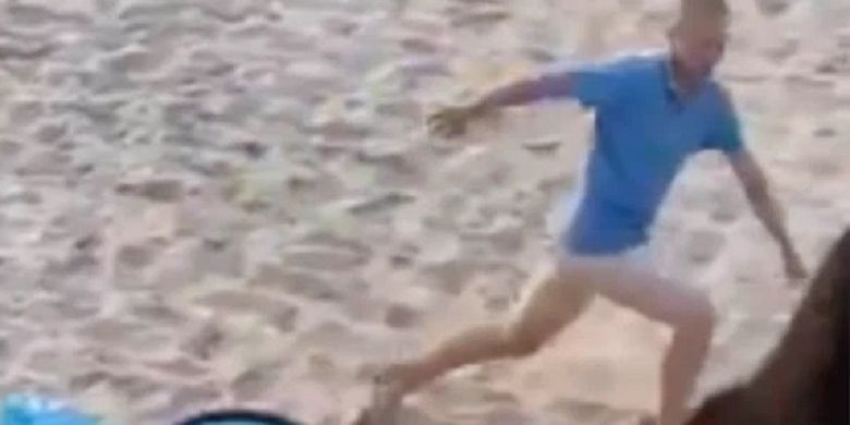 Terang Terangan Berhubungan Seks Di Pantai Pantat Pria Ini Dipukul Sandal Halaman All