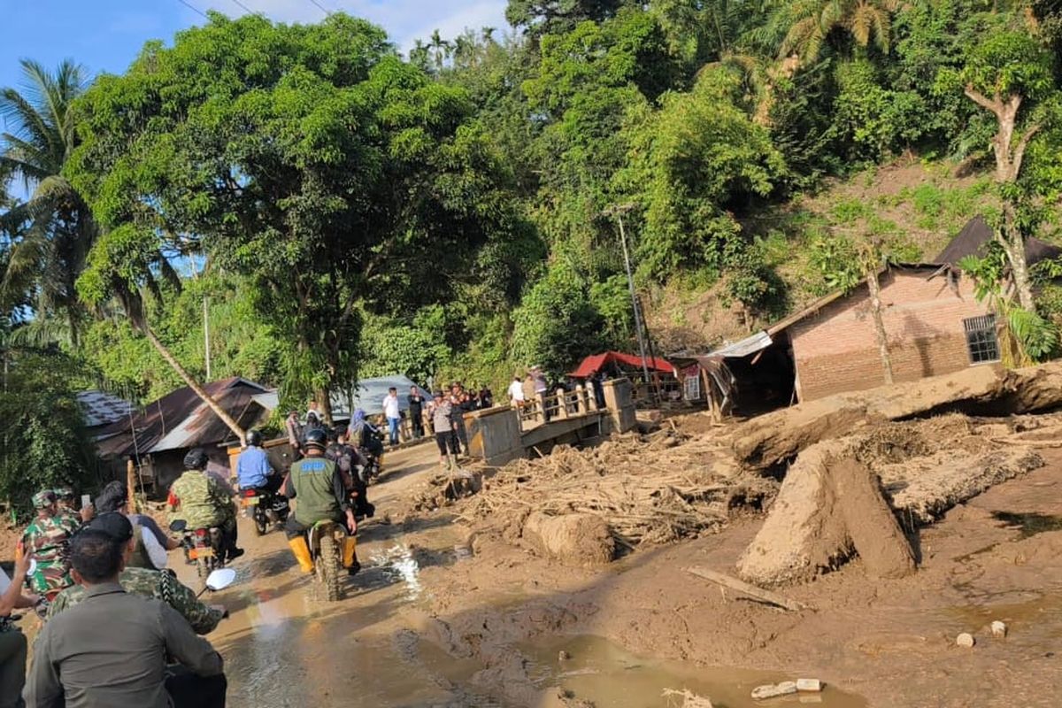 Agam Usai Banjir Bandang: Rumah-rumah Tertimbun Kayu, Anyir Menyeruak