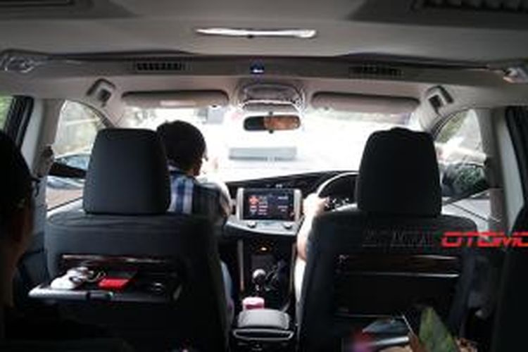 Berasa Jadi "Bos Kecil" di Kabin Innova