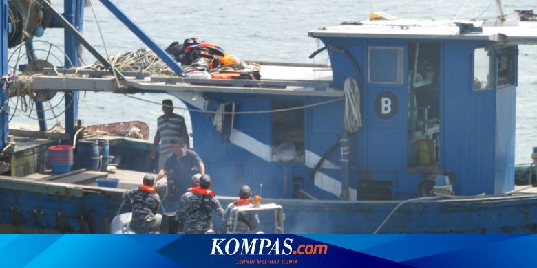 KRI Torani 860 Koarmabar Tangkap Kapal Ikan Malaysia di Selat Malaka