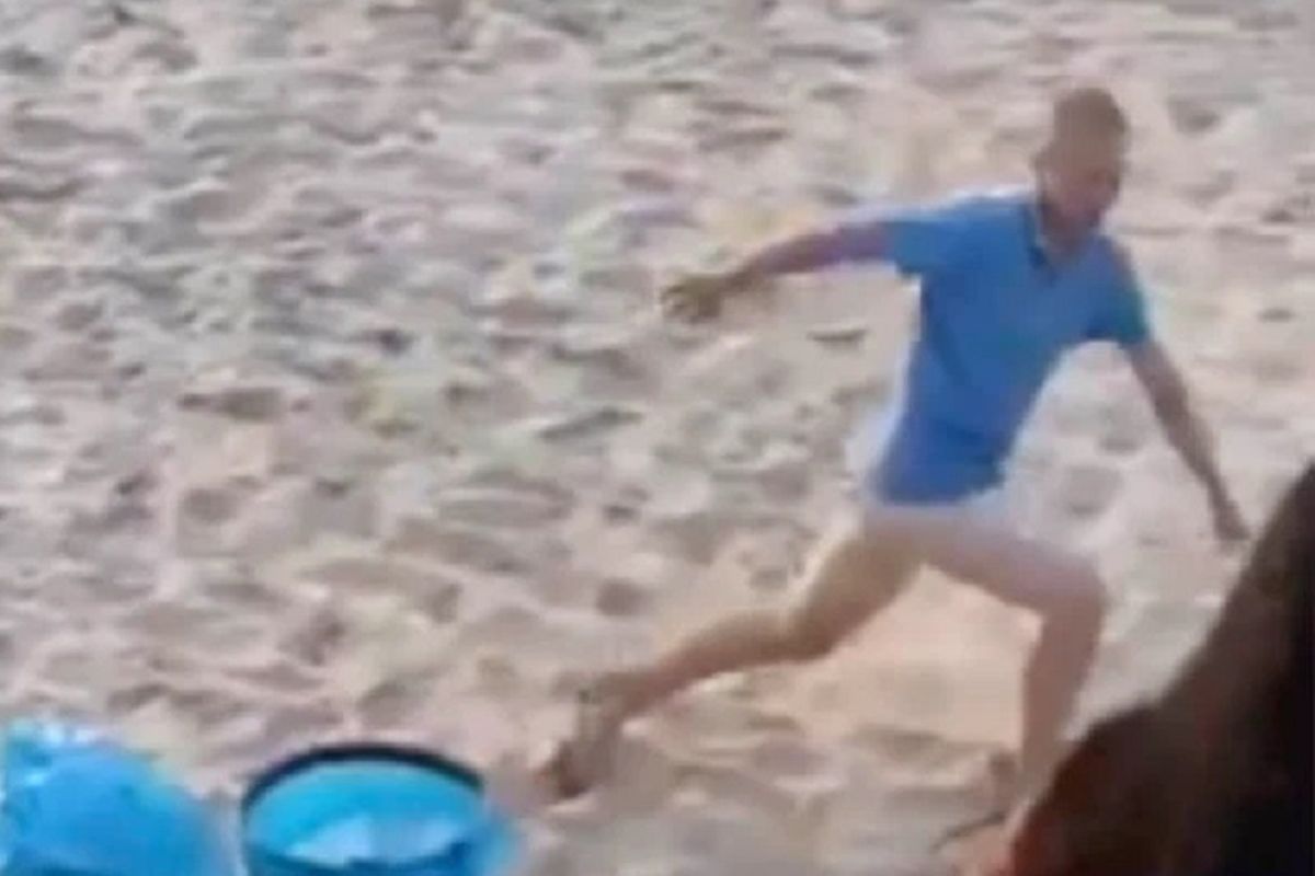 Terang-terangan Berhubungan Seks di Pantai, Pantat Pria Ini Dipukul Sandal