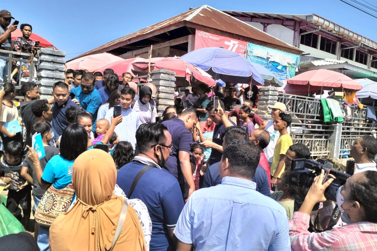 Gibran Blusukan ke Pasar Batu Cermin Labuan Bajo, Cek Harga Bahan Pokok