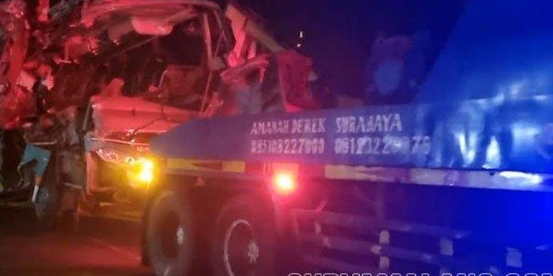 Berita Harian Tabrakan Bus Pariwisata Dengan Truk Di Gresik Terbaru Hari Ini - Kompas.com