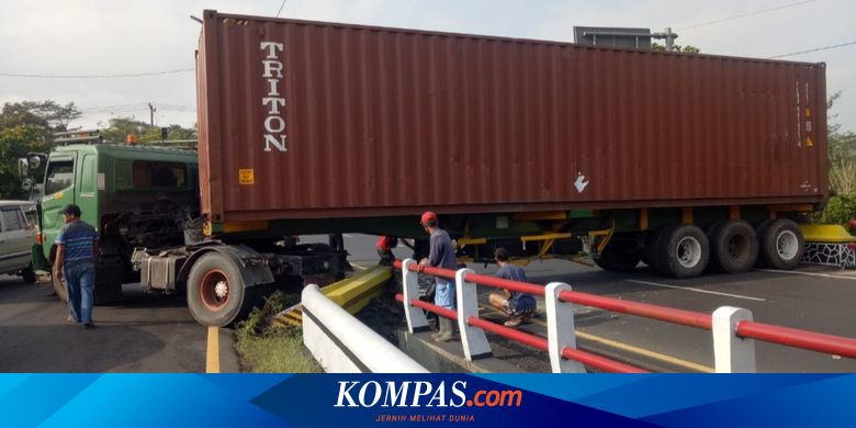 Rem Blong, Truk Kontainer Tabrak Truk Pengangkut Semen, Jalan Semarang-Salatiga Sempat Macet Parah