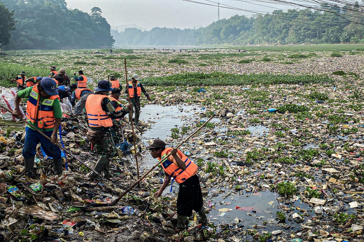 Cegah Pencemaran Citarum, DLH Jabar Kerahkan Patroli Sungai