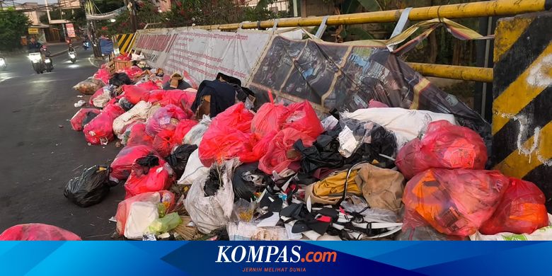Kantong Sampah Berjejer di Jalan Raden Fatah Ciledug