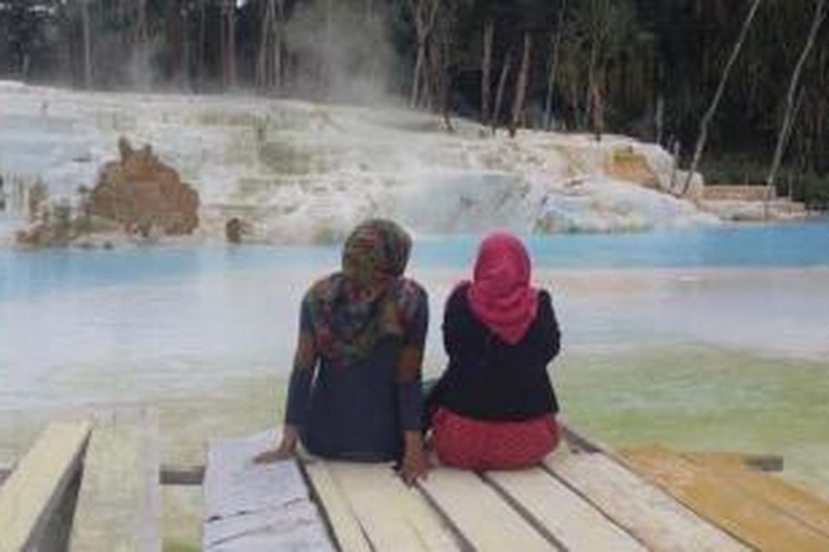 Ajaib, Kawah Biru Cantik Ini Lokasinya Sering Pindah