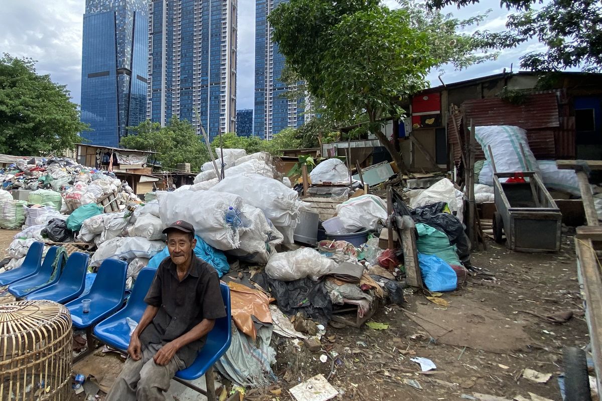 Kampung Pemulung di Tengah Gedung-gedung Pencakar Langit Jakarta