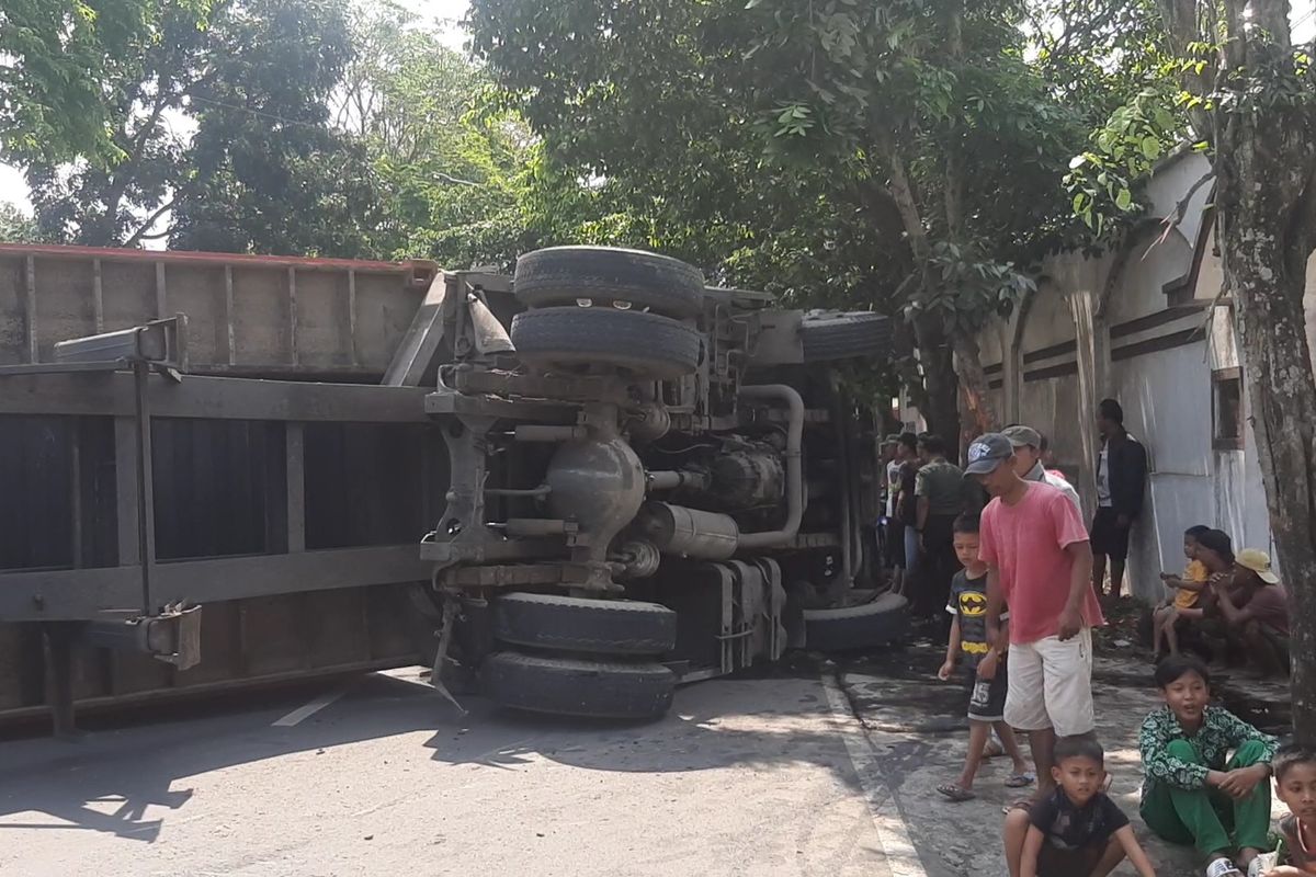 Truk Kontainer Angkut Tripleks Terguling di Lumajang, Sopir Mengaku Hindari Sepeda Motor